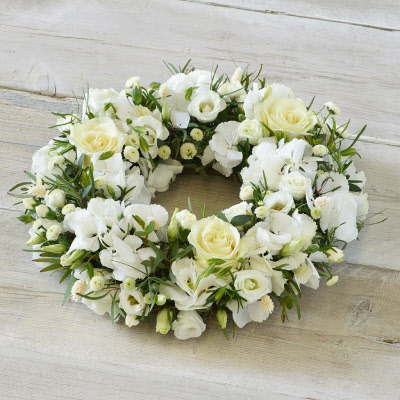Urn wreath "Bright white" | #1 Funeral Florist Netherlands